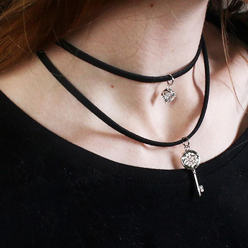 Twisted Chain Choker W/ Charm